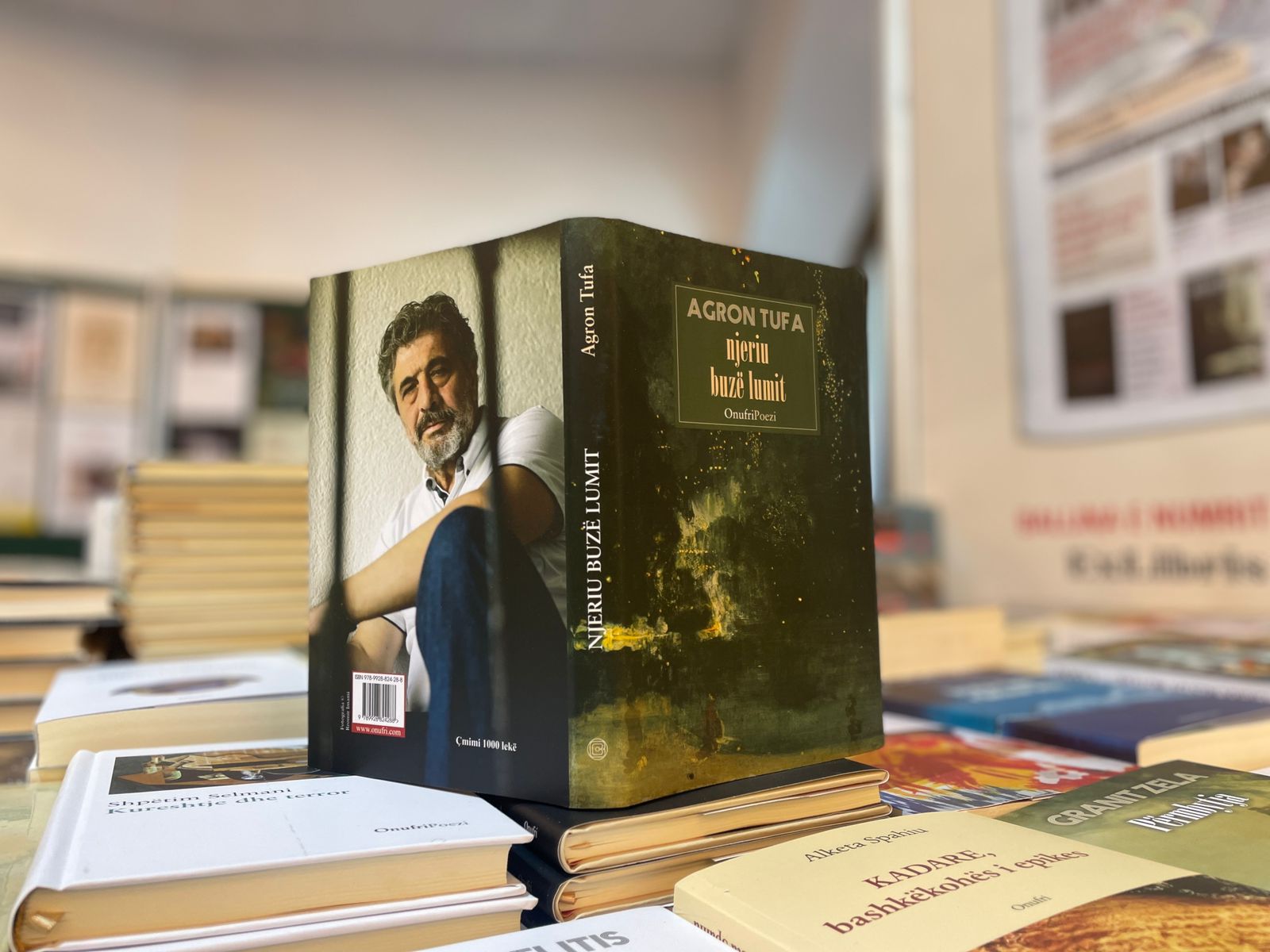 "Njeriu buzë lumit" nga Agron Tufa
